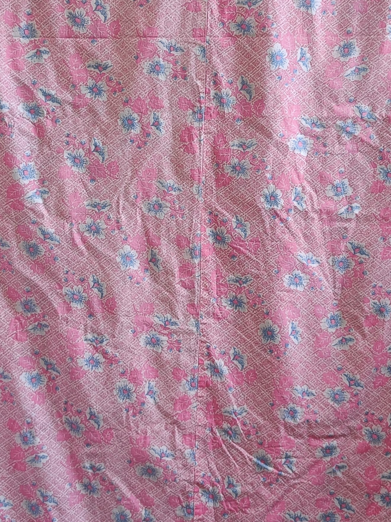 Making Sheet Happen Kangas mittatilaukseen siniset kukat pinkki pohja – MakingSheetHappen